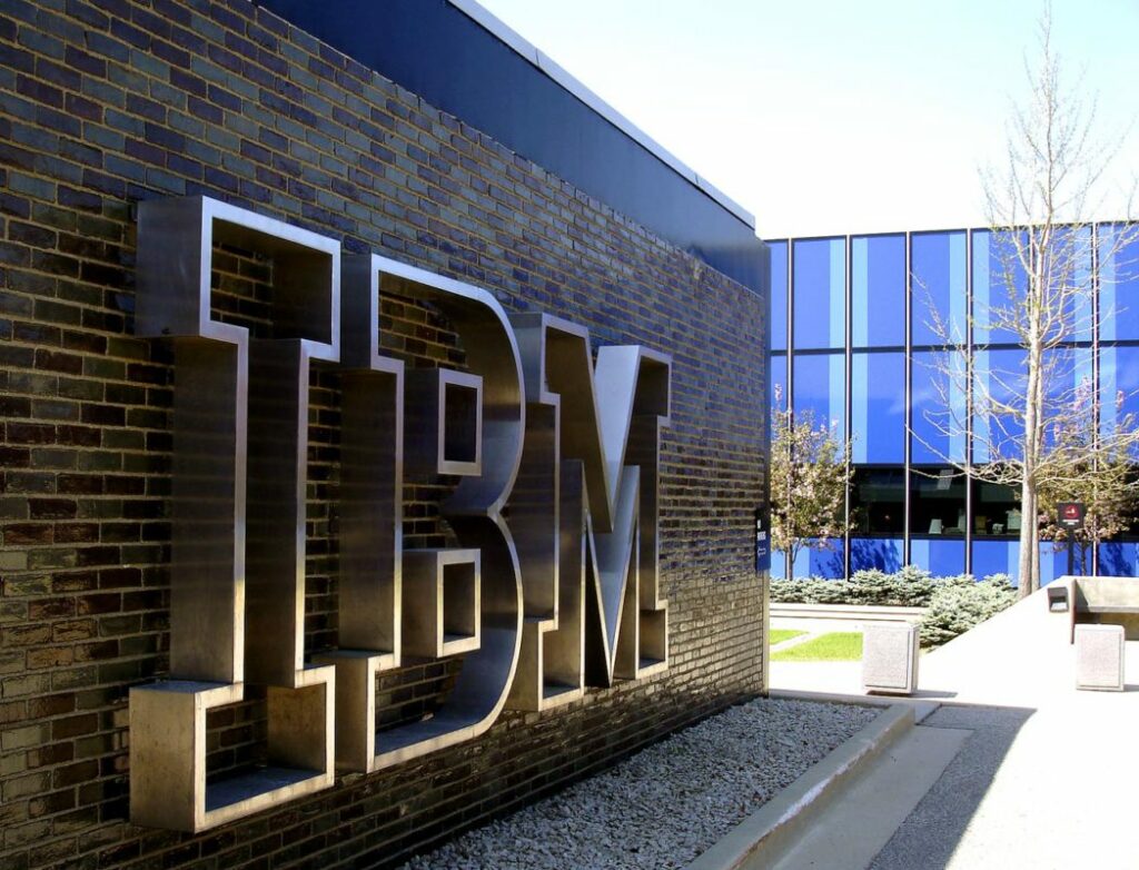 IBM deve demitir mais de 3.900 funcionários