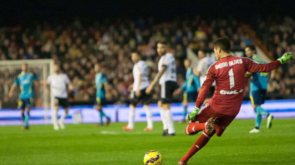 Diego Alves se aposenta: Quanto vale a fortuna do ex-goleiro do ...