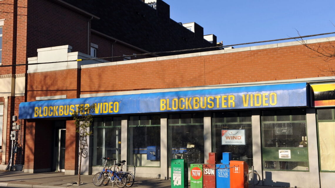Como o streaming matou a locadora? A história da Netflix vs. Blockbuster!