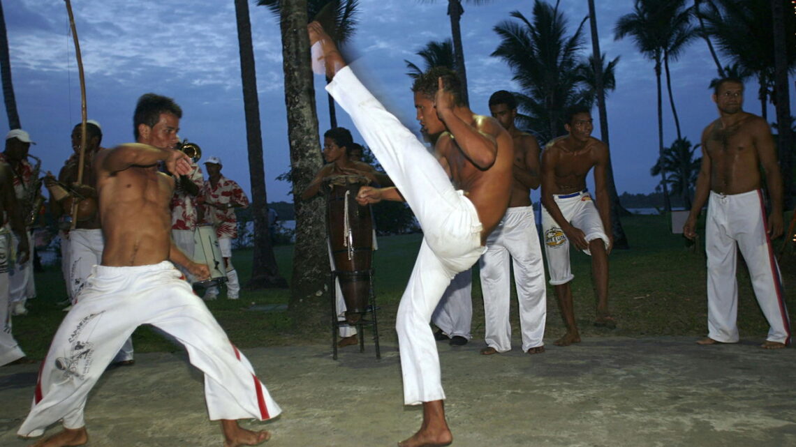 Como a capoeira trabalha o corpo e a mente através da sua rica herança ...