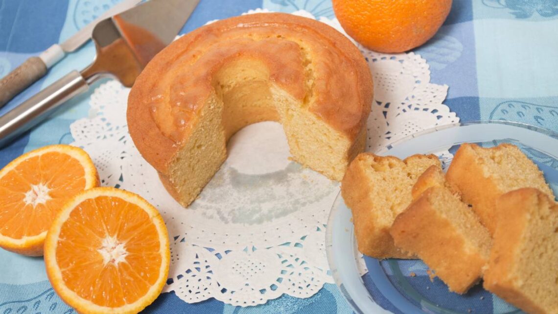 Bolo de laranja de liquidificador: fofinho, fácil e molhadinho