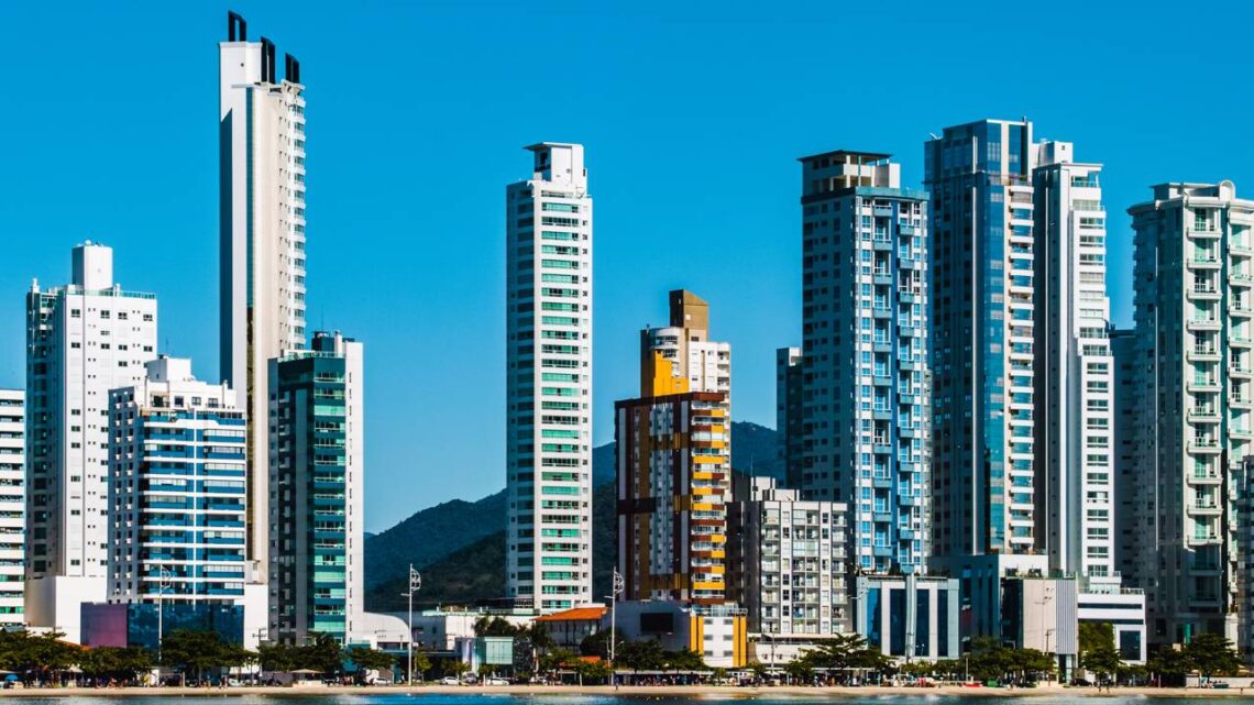 Com 290 metros de altura e 84 andares, a estrutura se tornou o prédio ...