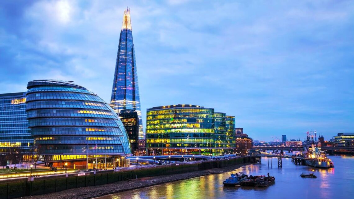 Com 310m de altura e 11 mil painéis de vidro, a estrutura virou o ...