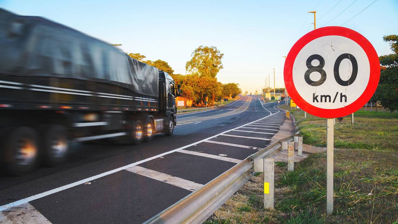 Lei da velocidade máxima nas estradas e rodovias define limites e multas