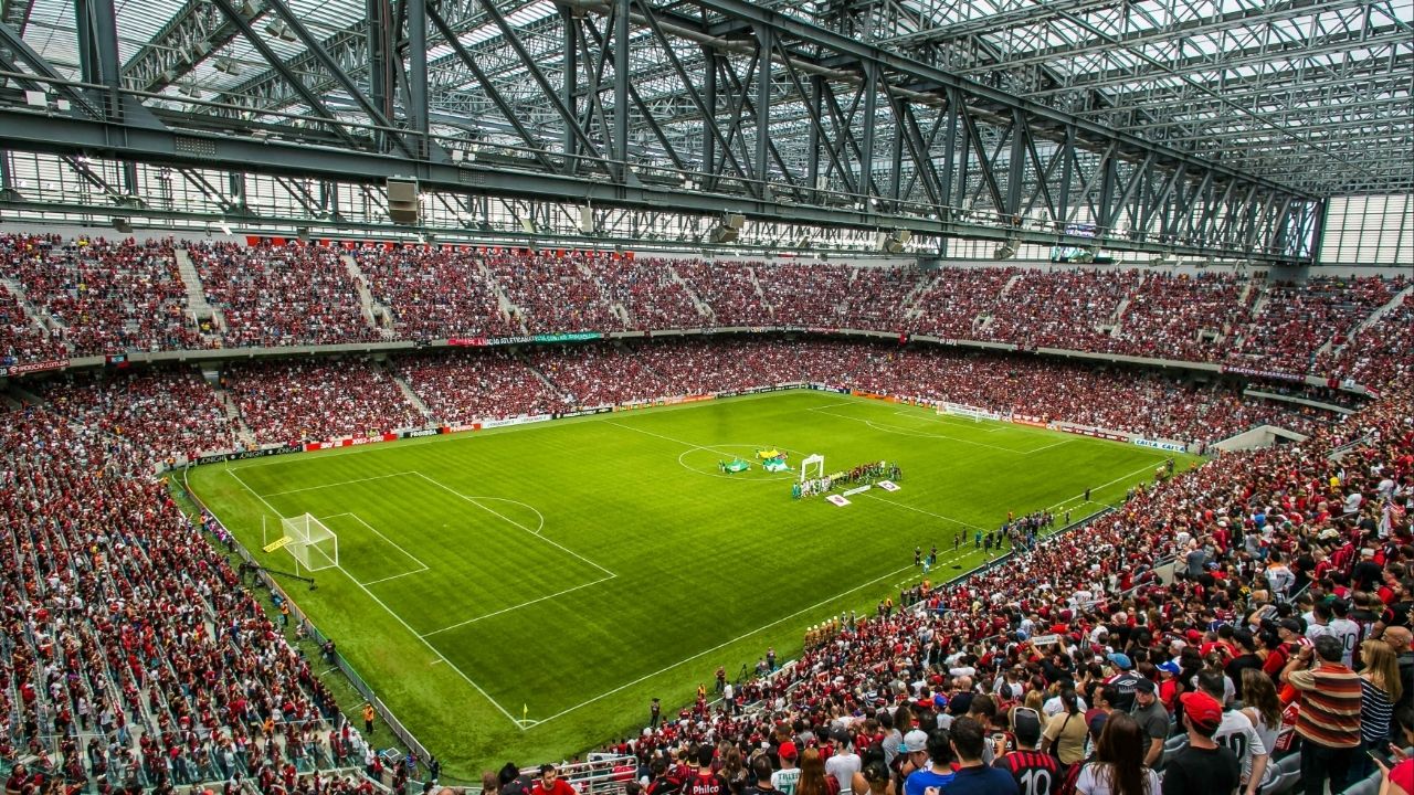 Com seu teto retrátil pioneiro e capacidade para 42 mil pessoas, a ...