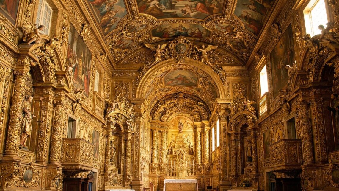 Com toneladas de talha dourada do século XVII e paredes de pedra, o ...