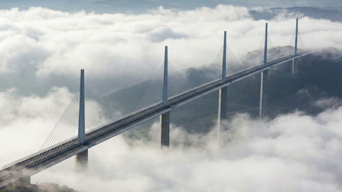 Com seus 343 metros de altura e 2,4 km de extensão, o viaduto de Millau ...