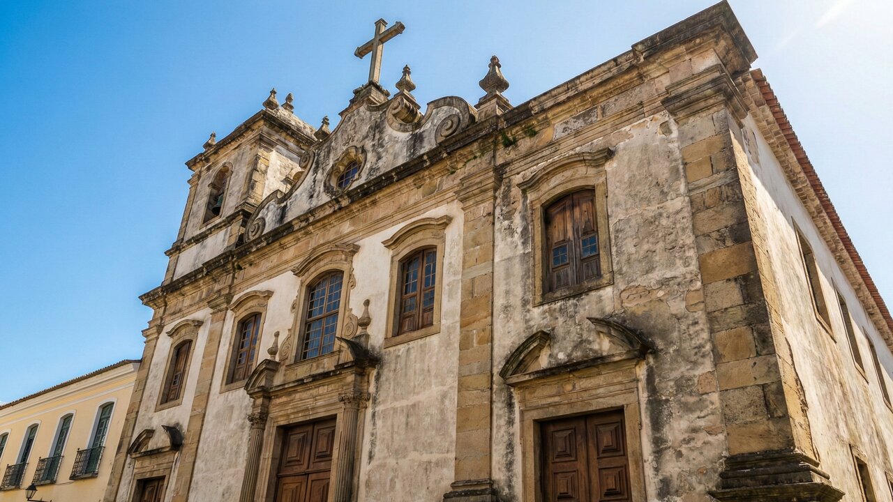Com sua engenharia colonial de pedra e cal, o antigo convento do século ...