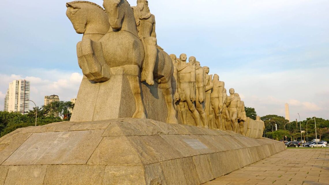 Com suas 10 mil toneladas de granito esculpido, a obra monumental virou ...