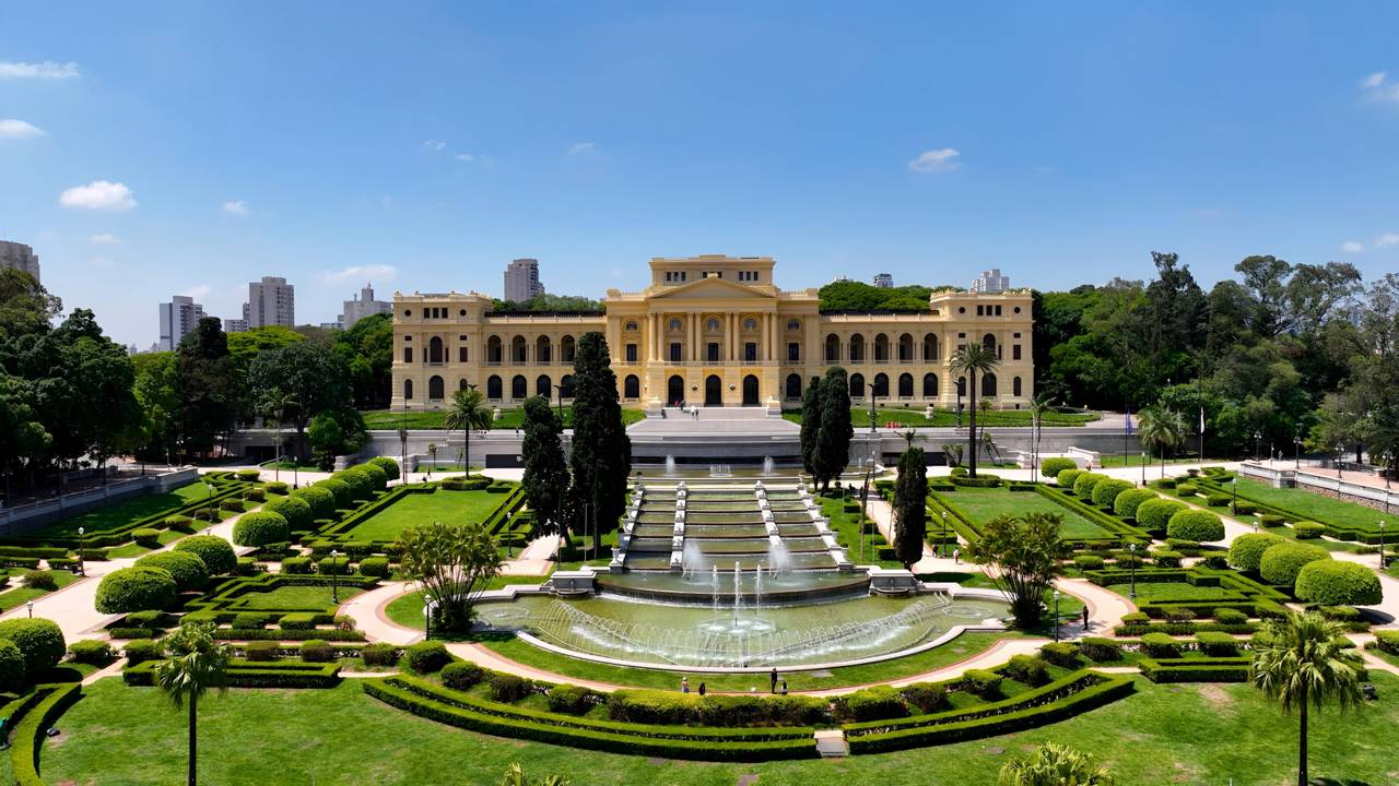 Com colunatas, tijolos cerâmicos e jardins planejados, esse museu é o ...