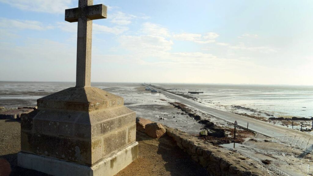 Estrada na costa oeste da França fica submersa na maré alta e vira ...