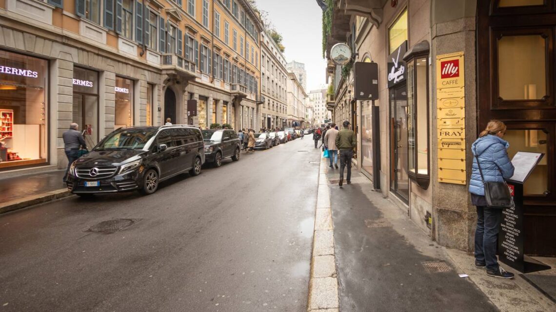 Rua de Milão ganha fama por suas vitrines de luxo, pois seus 500 metros ...